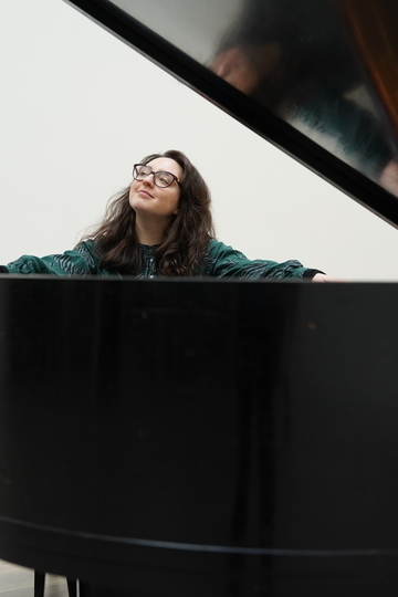 Emily Rose Simons Actor Bio and Production | Dress Circle